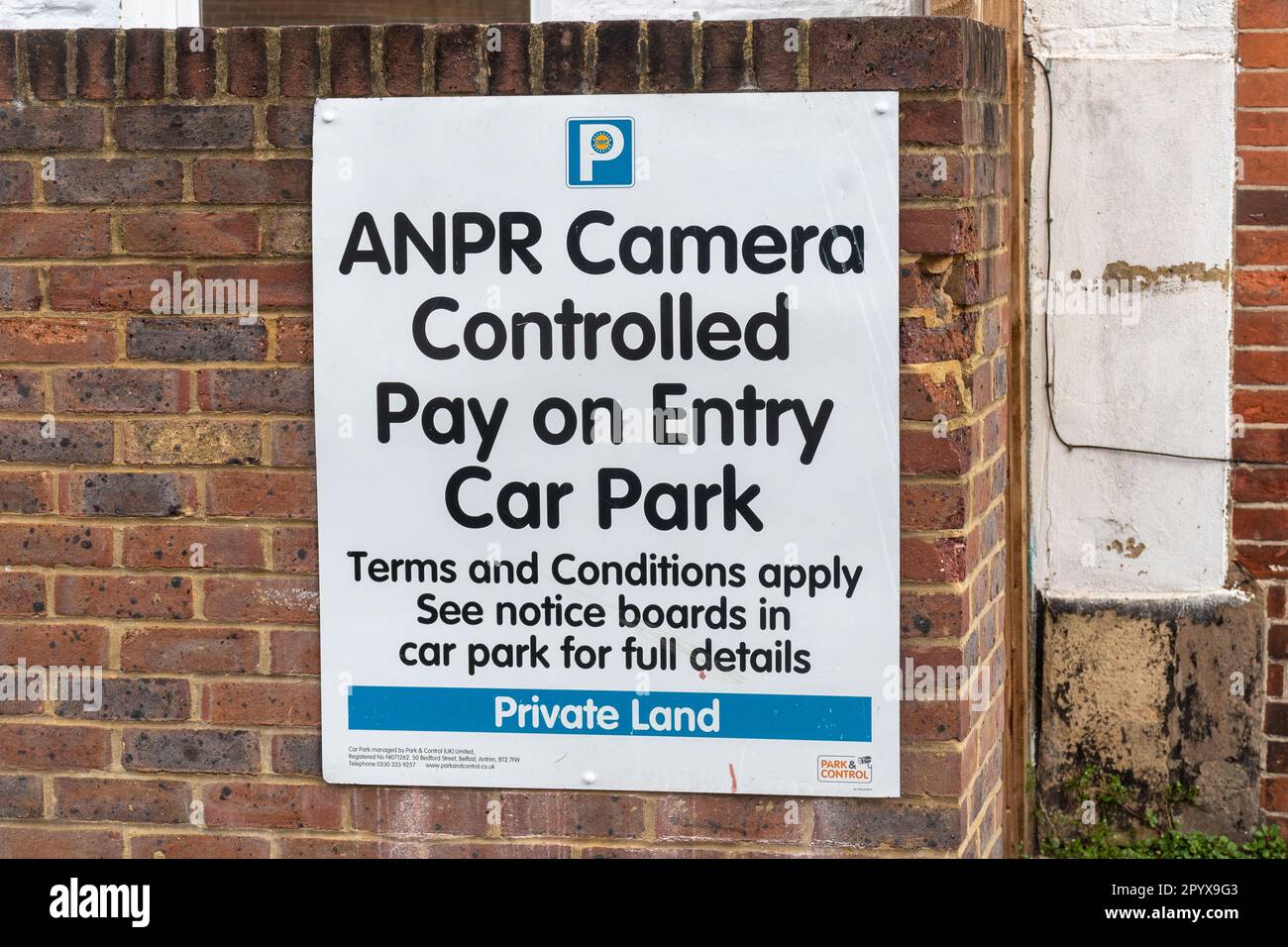 L'avis ou le panneau de parking à l'entrée est contrôlé par caméra ANPR ...