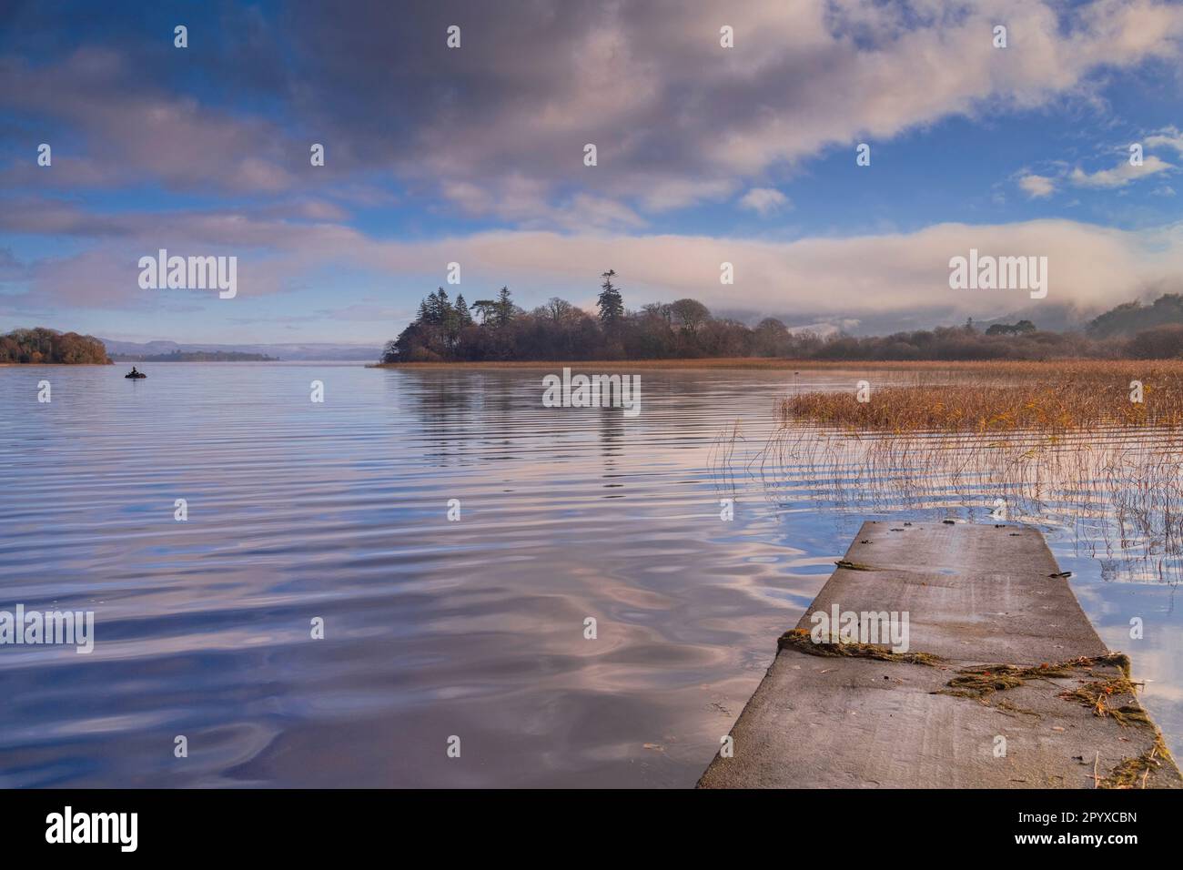 Irlande, Comté de Sligo, Lough Gill, jetée en pierre près de Tobernalt ...