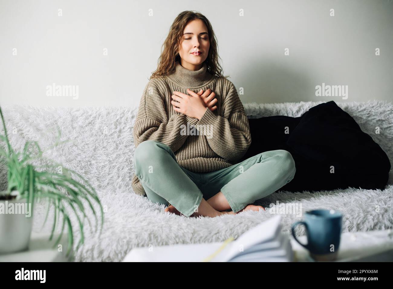 Techniques de relaxation: Femme pratiquant le pranayama en position ...