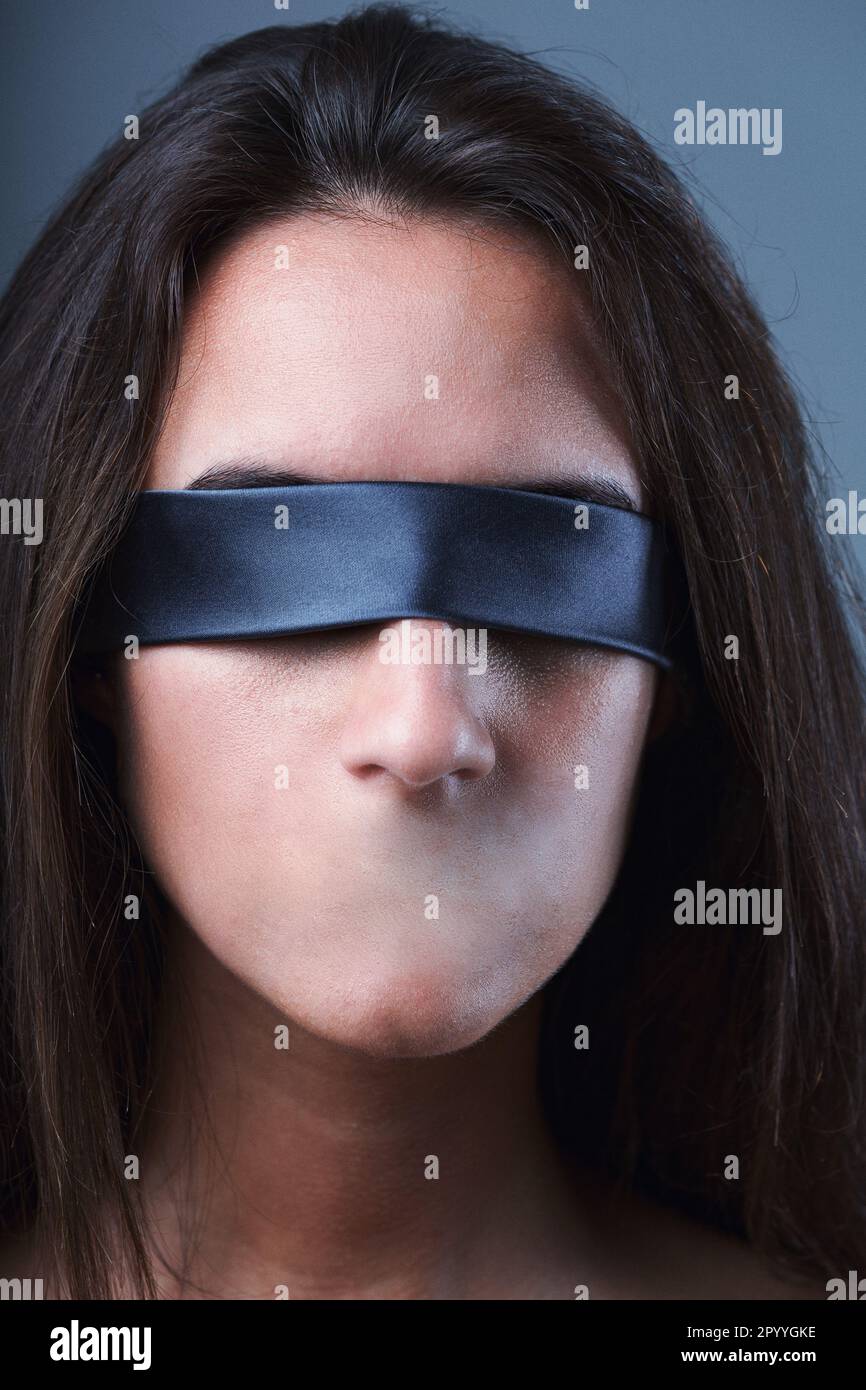 Portrait dérangeant de la femme bandée avec la bouche enlevée ...