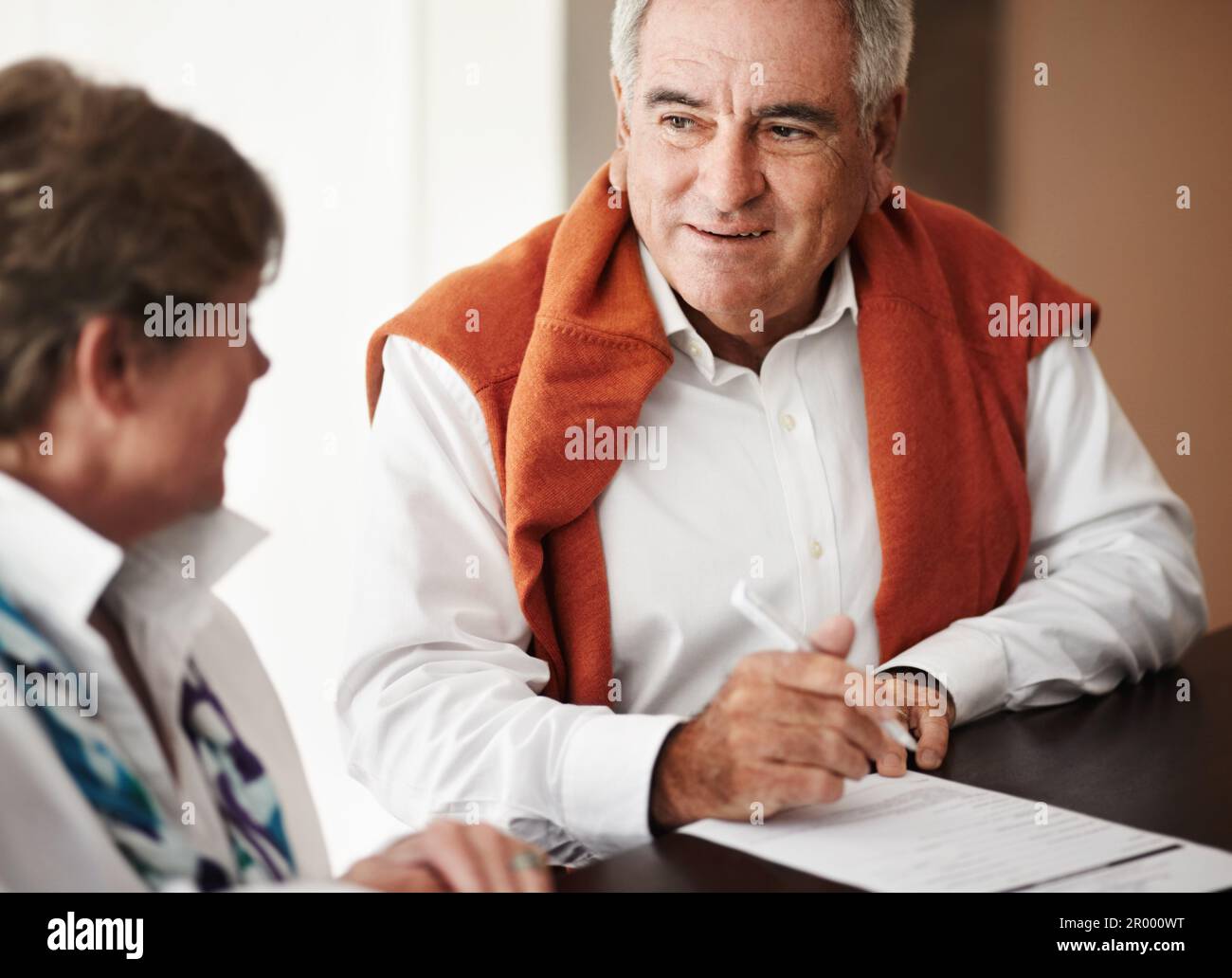 Chercher son fils conseil. Un homme âgé et sa femme remplissent les ...