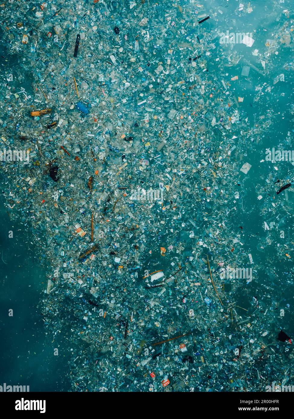 L'eau de l'océan et les déchets en plastique dans l'île de Bali. Vue ...