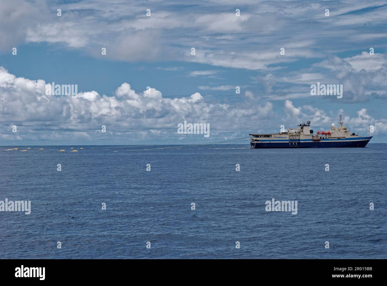 La Symphonie M/V un navire de recherche Seismic appartenant à CGG veritas mène des opérations ...