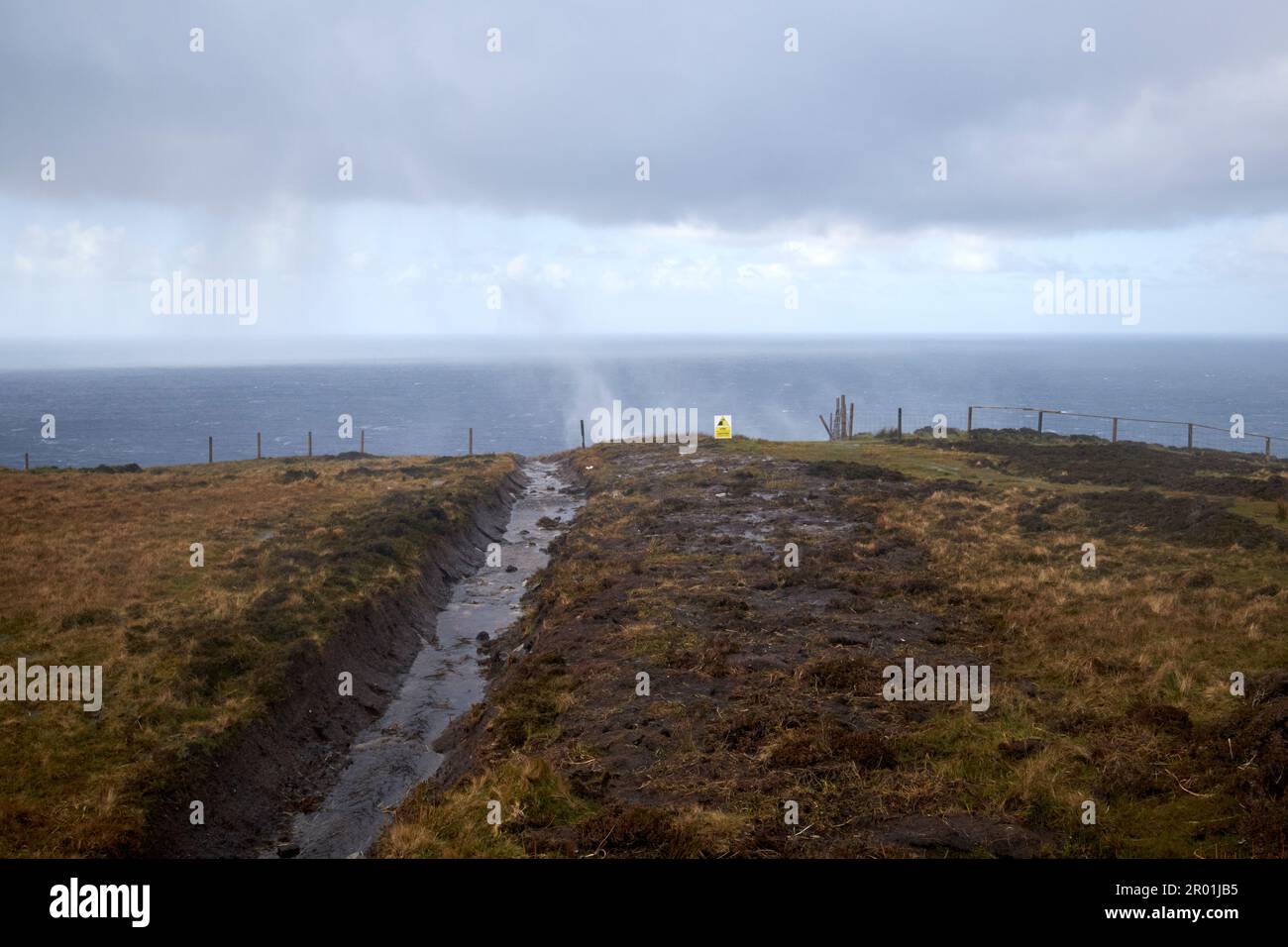 des pluies torrentielles arrivent de l'atlantique avec une chute d'eau ...