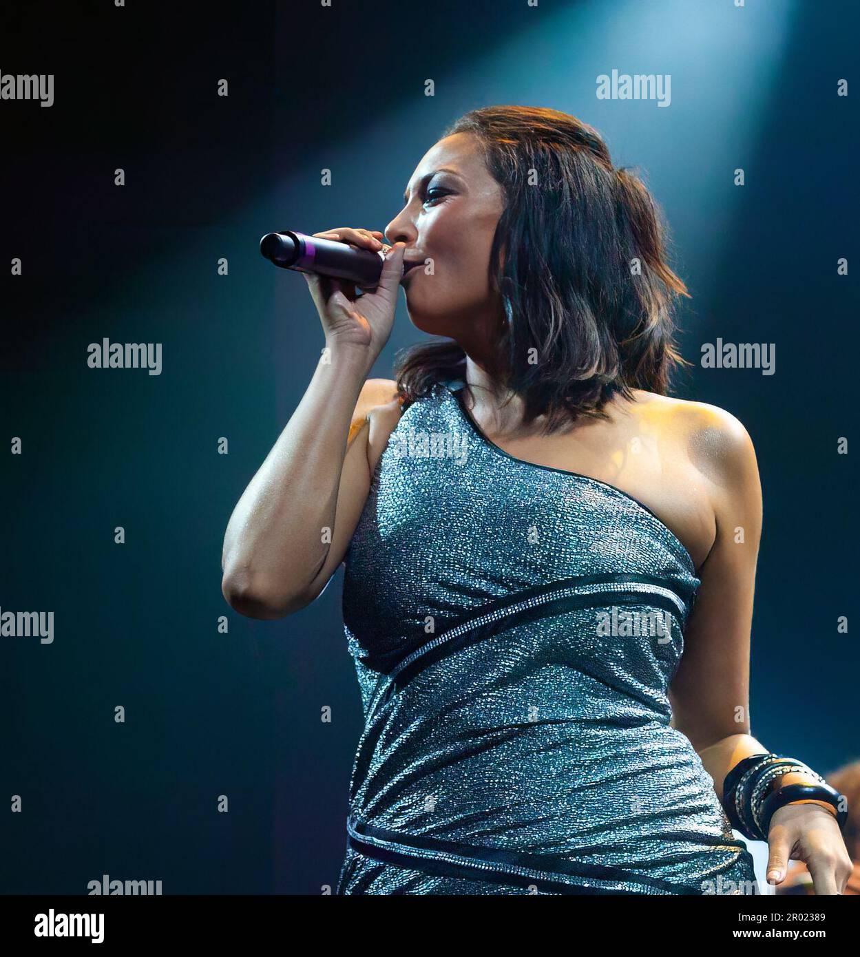 Ricki-Lee Coulter se produit en Australie le 6 mars 2010 au Sydney ...