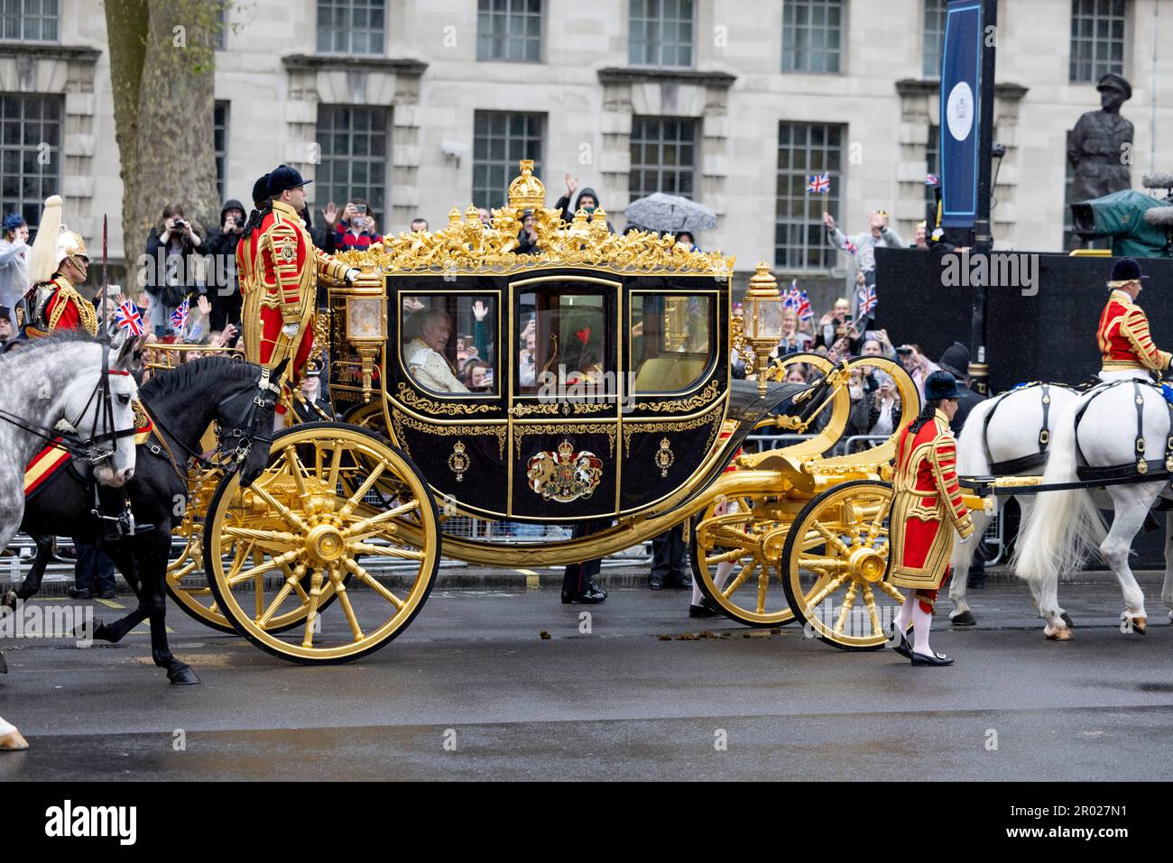 La calèche transportant le roi Charles III et la reine consort Camilla ...