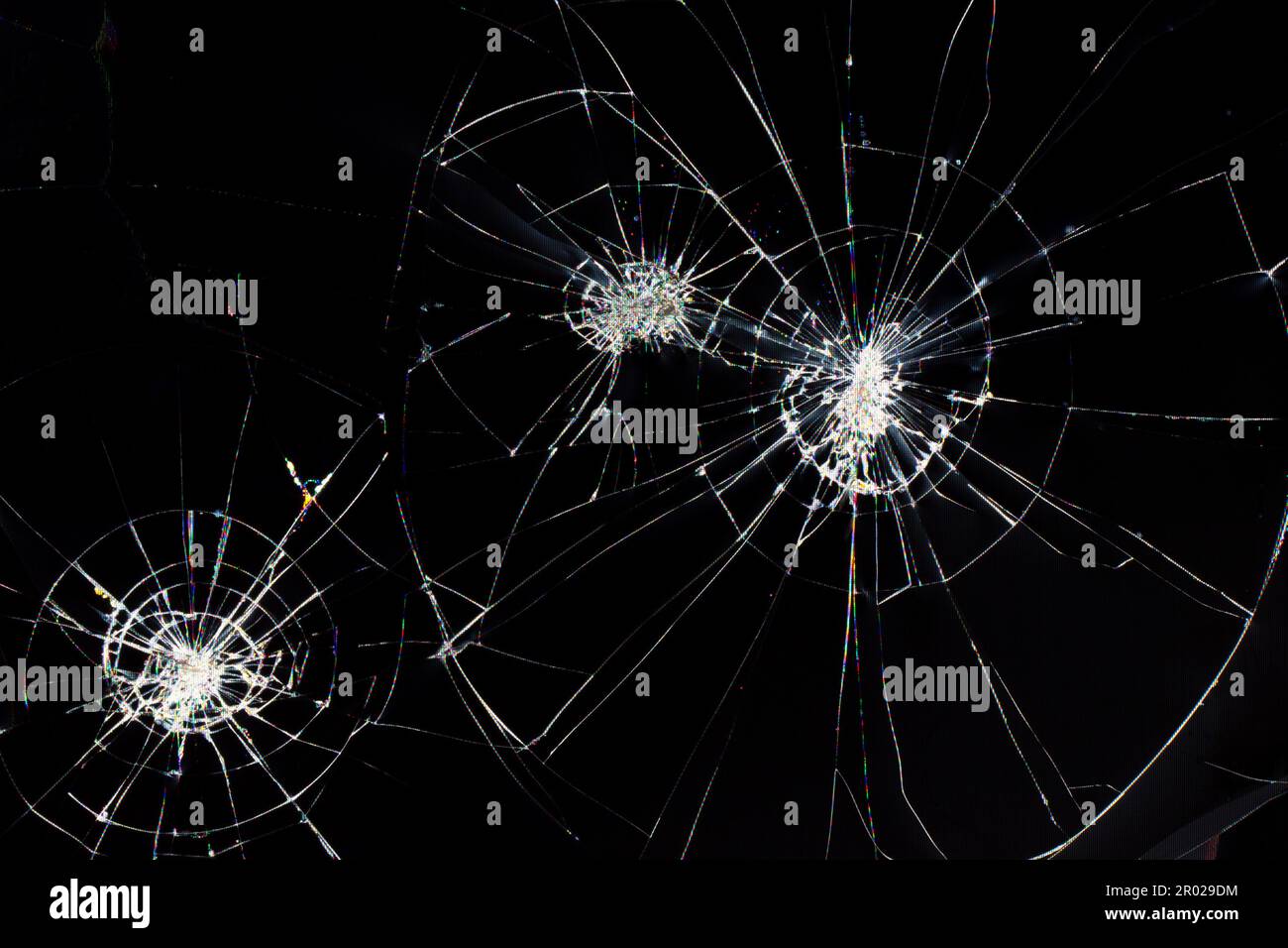 Traces de bosses et de fissures sur un écran LCD cassé, un moniteur d ...
