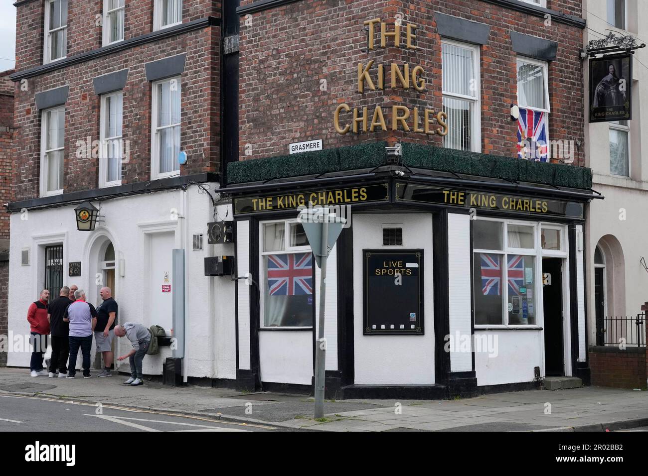 Les fans peuvent prendre un verre devant le King Charles Pub près du ...