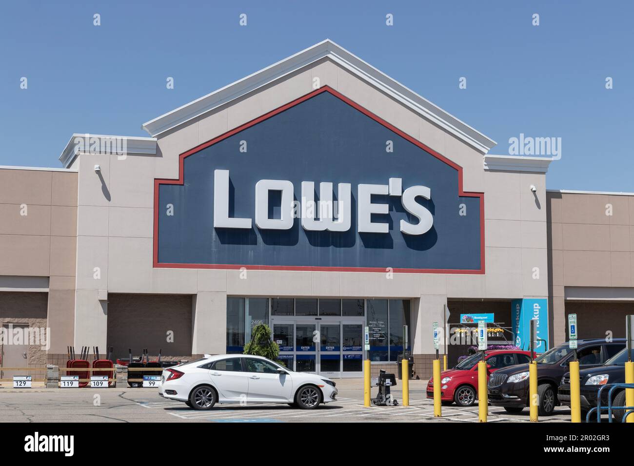 Varsovie - Circa Mai 2023: L'entrepôt d'amélioration de l'habitat de Lowe. Lowe's exploite des ...