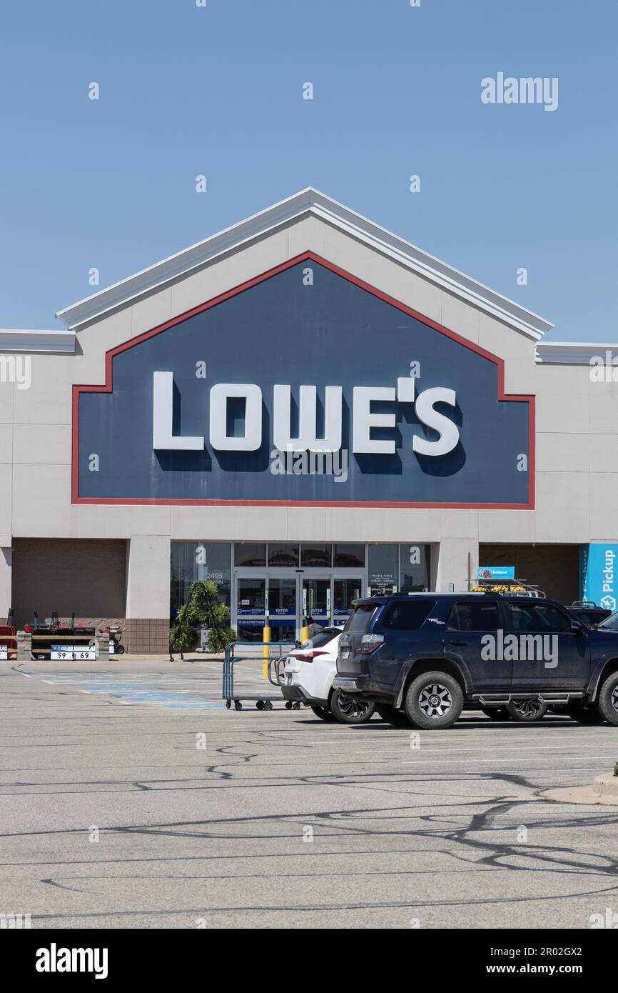Varsovie - Circa Mai 2023: L'entrepôt d'amélioration de l'habitat de Lowe. Lowe's exploite des ...