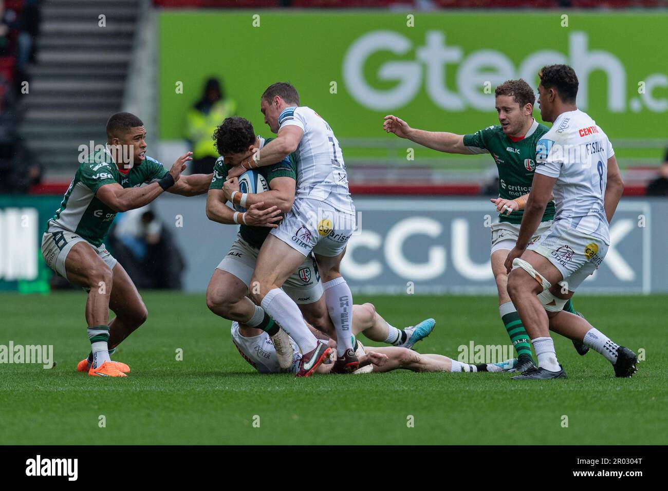 Henry Arundell de Londres Irish (en vert) est attaqué par Tom Wyatt d ...