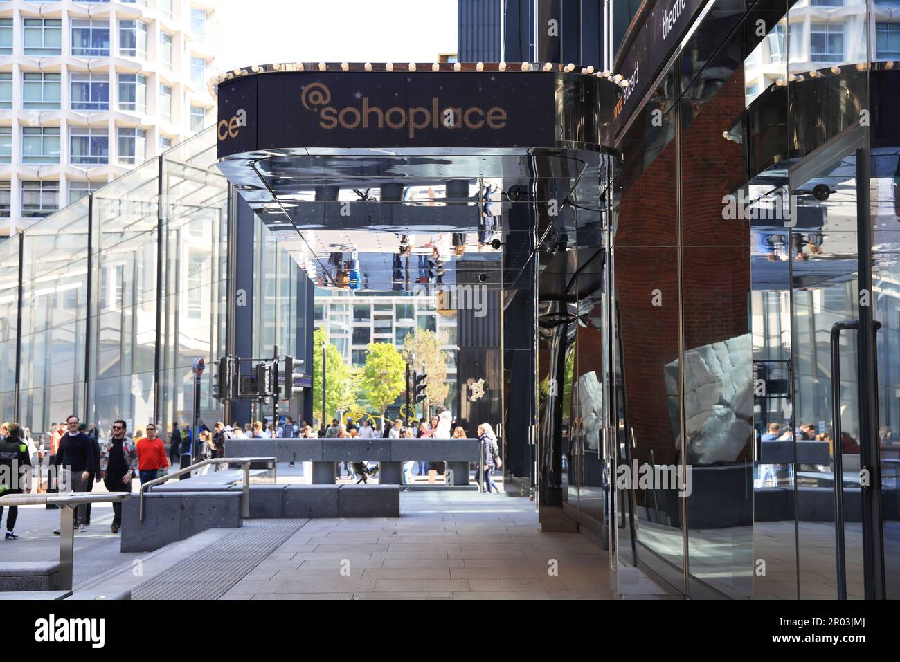 Le nouveau théâtre de Soho place, un plazza public nouvellement créé ...