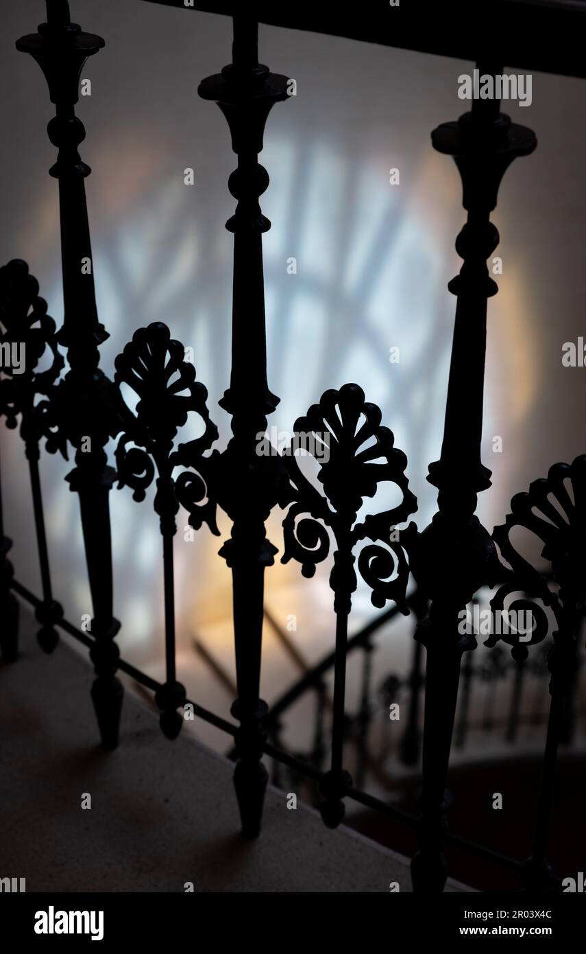 Détail décoratif de la rampe en fer forgé noir. Mise au point sélective ...
