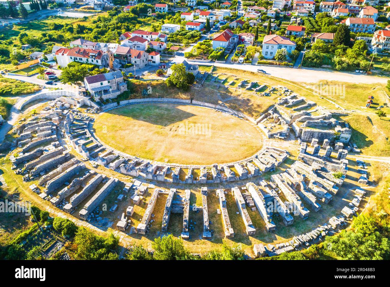 Vue aérienne de l'ancien amphithéâtre romain de Salona ou Solin, région ...