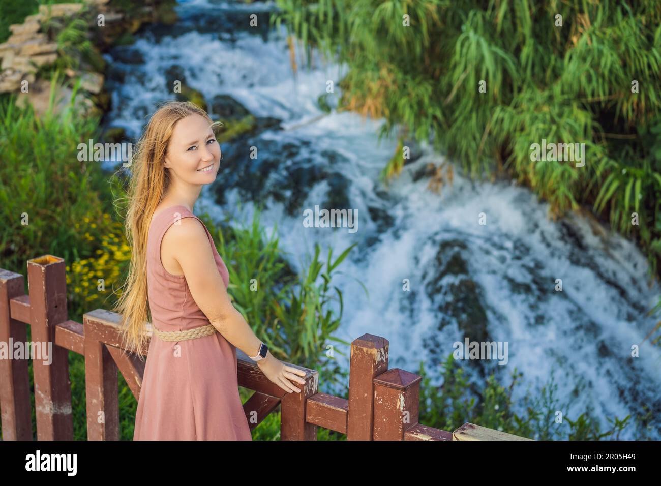 Belle femme avec de longs cheveux sur le fond de la cascade de Duden à ...