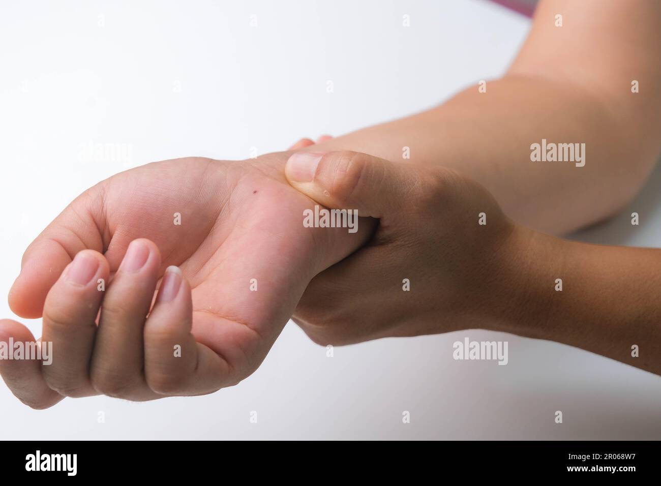 Femme souffrant de douleurs au poignet, d'engourdissement ou de ...