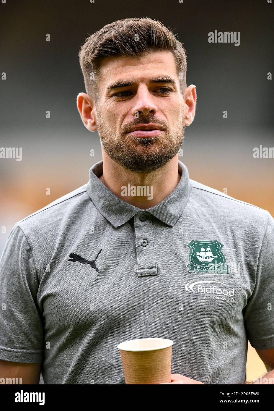 Joe Edwards #8 de Plymouth Argyle marche et inspecter le terrain ...