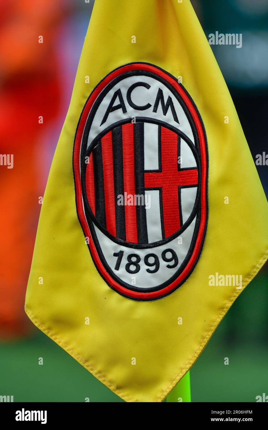 Milan, Italie. 06th mai 2023. Un drapeau d'angle avec le logo de Milan ...