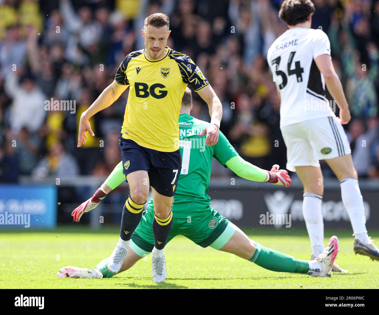Billy Bodin, d'Oxford United, célèbre le premier but de son équipe lors ...