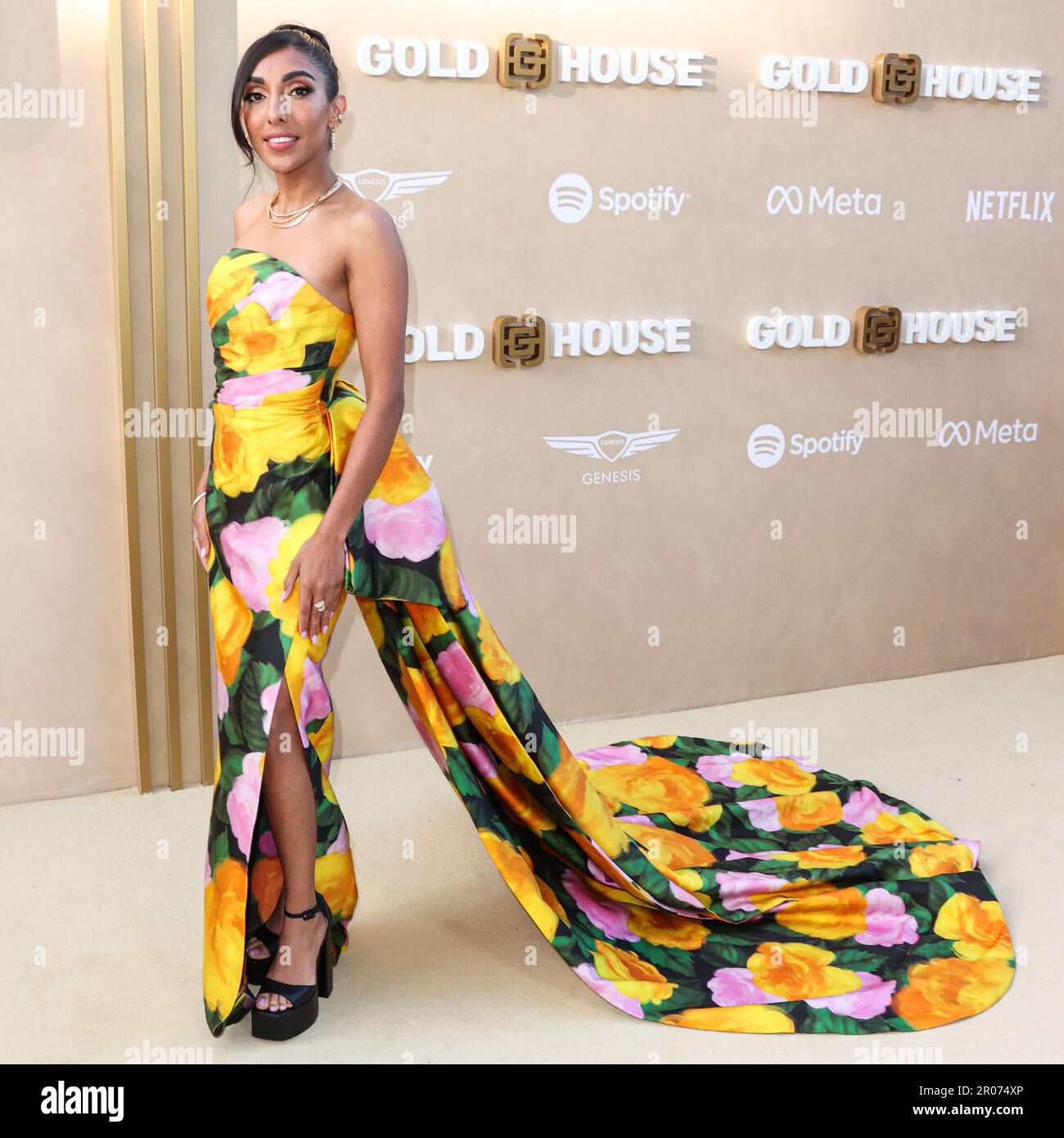 LOS ANGELES, CALIFORNIE, États-Unis - 06 MAI : Rupi Kaur arrive au Gala ...