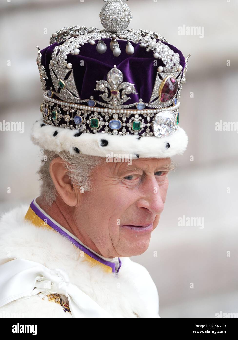 Le roi Charles III, portant la couronne d'État impériale, quitte l ...