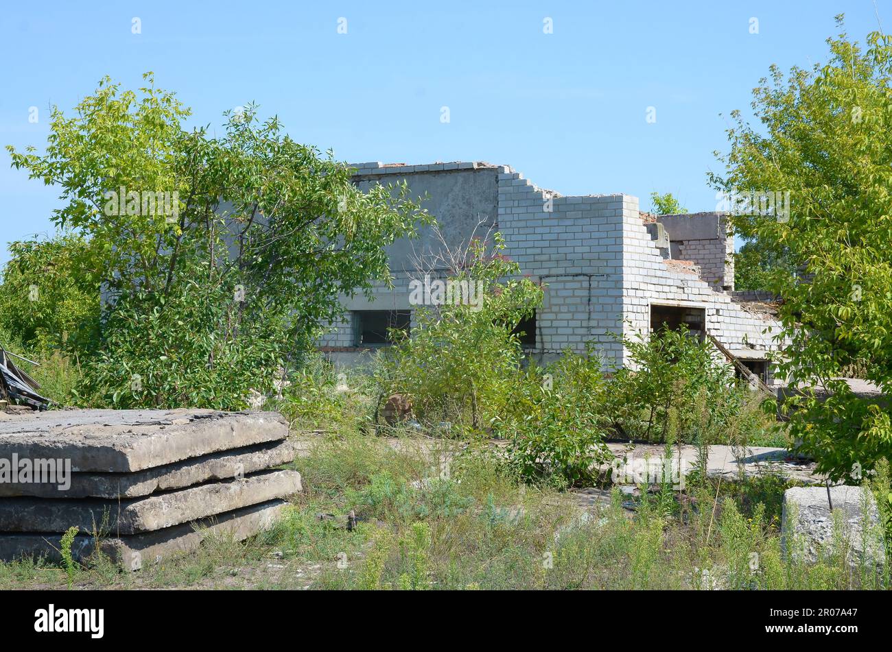 Un bâtiment industriel de plusieurs étages s'est effondré en journée ...