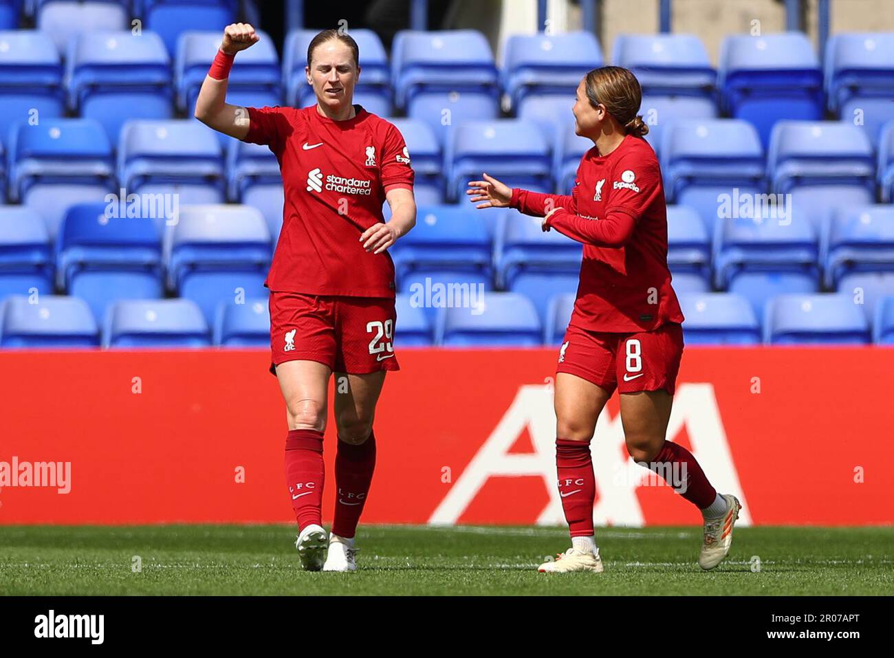Natasha Dowie de Liverpool (à gauche) célèbre le premier but de leur ...