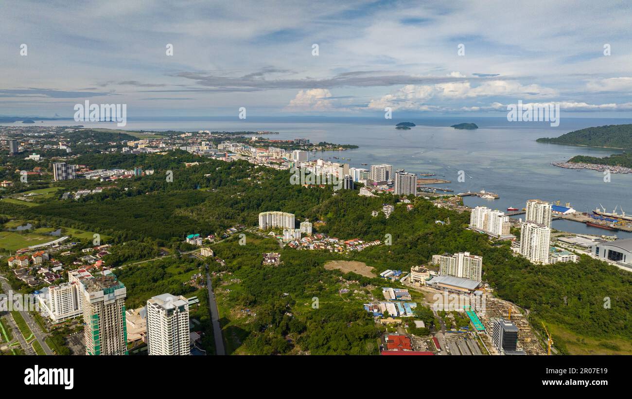 Front de mer de la ville de kota kinabalu Banque de photographies et d’images à haute résolution ...