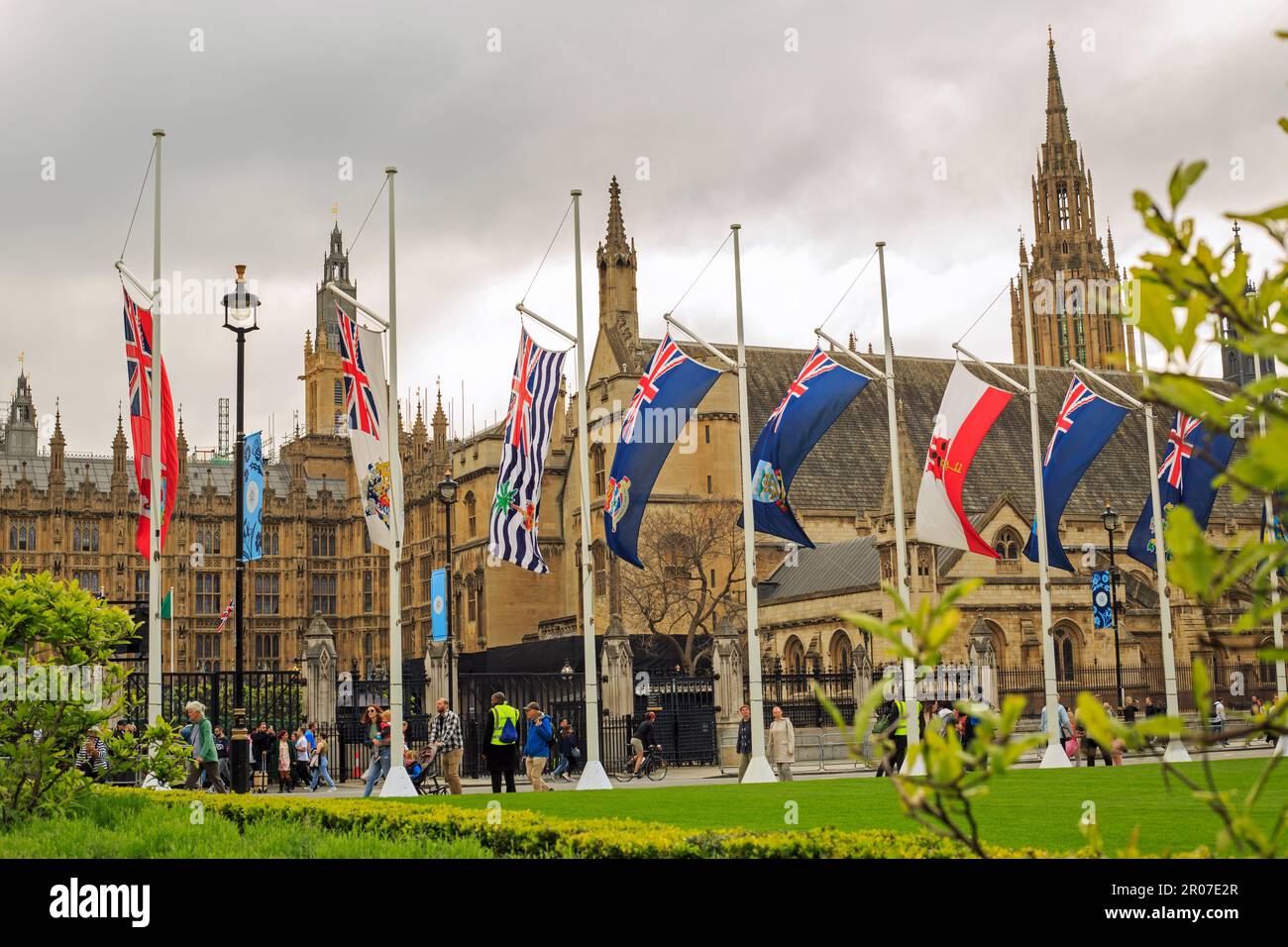 Place du Parlement, Londres, 2023. Des drapeaux du Commonwealth se sont ...