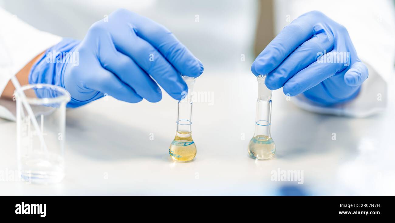 substance chimique dans un tube à essai en verre dans un laboratoire de ...
