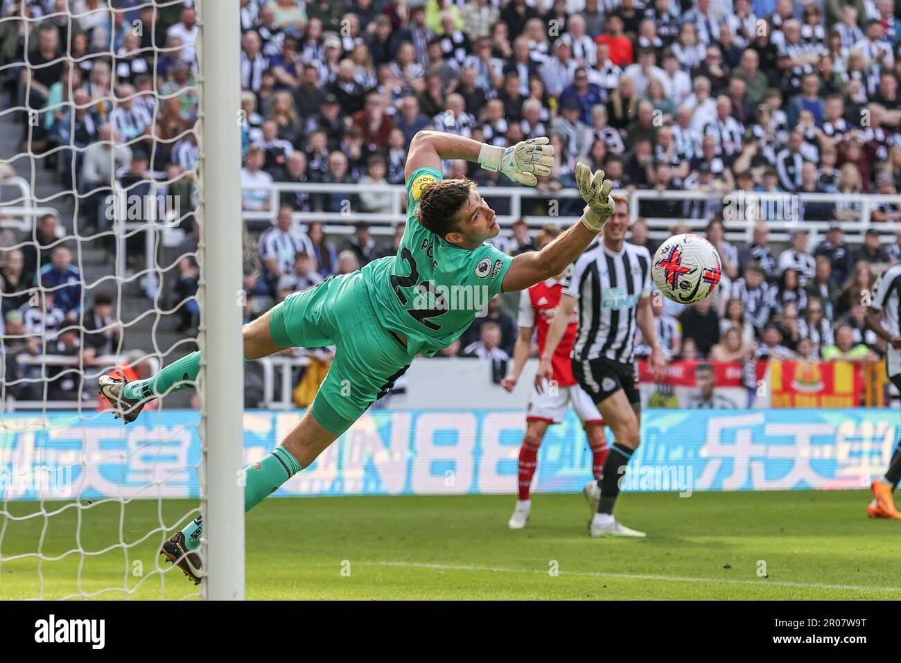Nick Pope #22 de Newcastle United sauve un coup de Martin Ødegaard #8 d ...