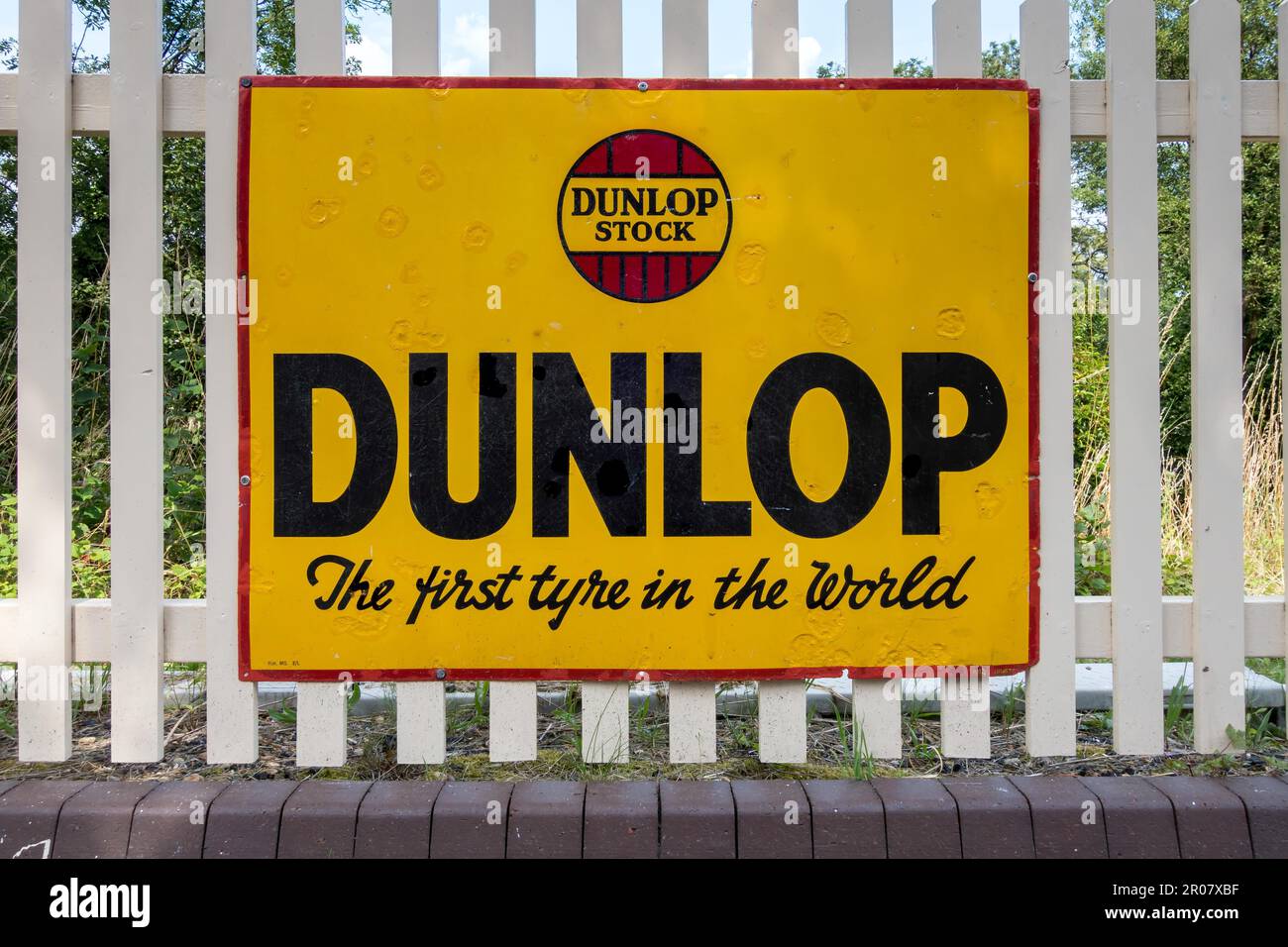 Dunlop sign Banque de photographies et d’images à haute résolution - Alamy