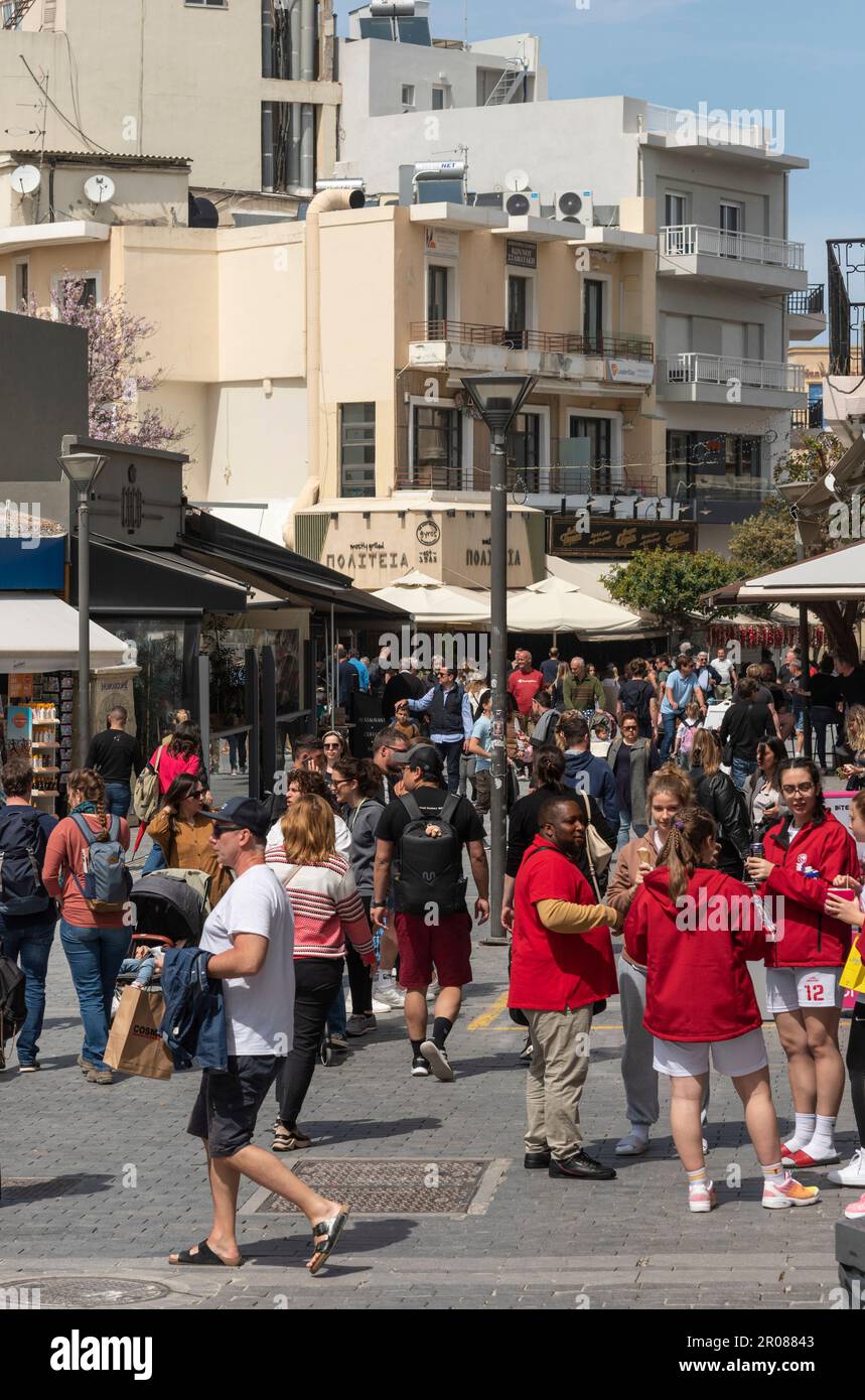 Héraklion, Crète, Grèce, UE. 2023. Le centre-ville animé d'Héraklion ...