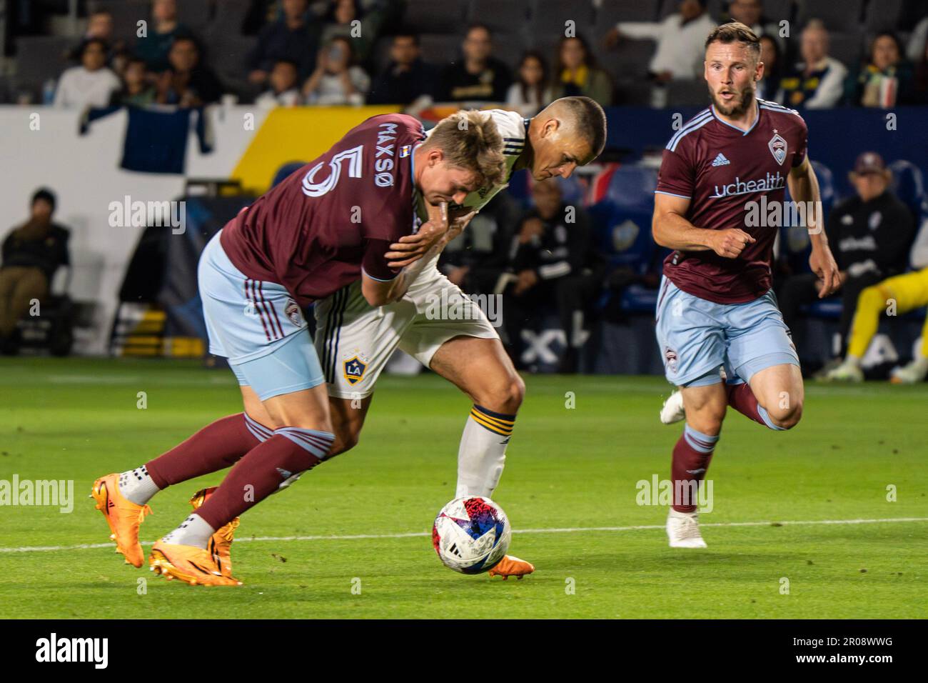 Dejan Joveljić (9) est défendu par le défenseur des rapides du Colorado ...