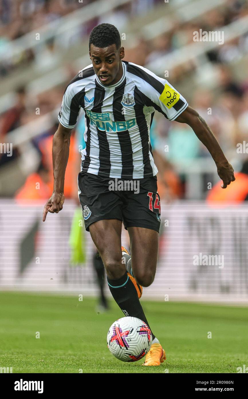 Alexander Isak #14 de Newcastle United s'arrête avec le ballon pendant ...
