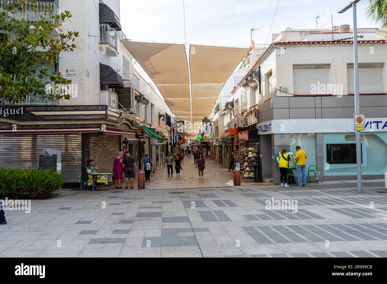 TORREMOLINOS, ESPAGNE - 4 MAI 2023 : à pied dans le centre-ville de ...