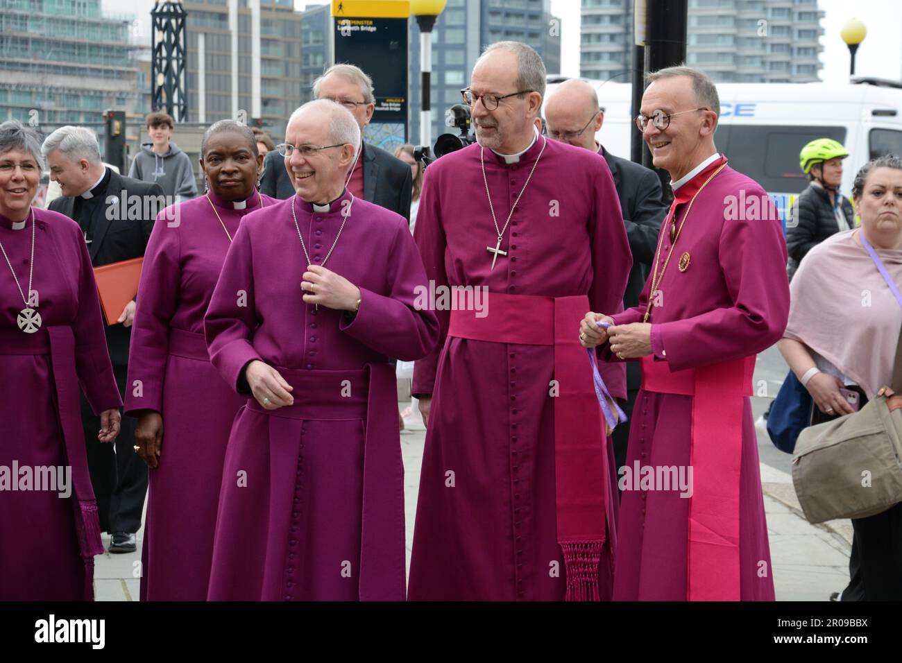 Un Justin Welby décontracté traverse le pont de Lambeth en route pour ...