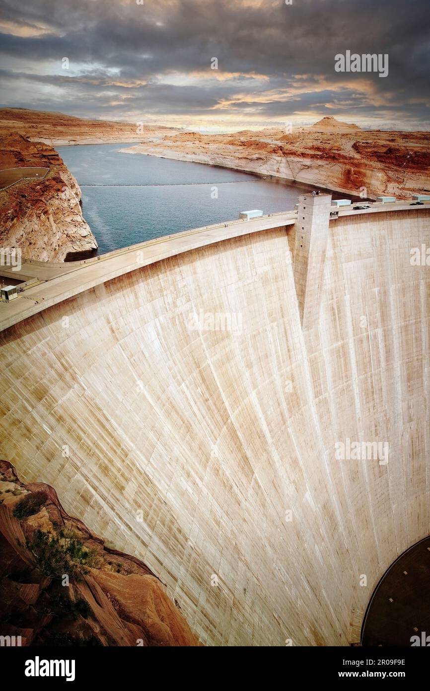 Barrage de Glen Canyon est un barrage poids-voûte en béton sur le ...