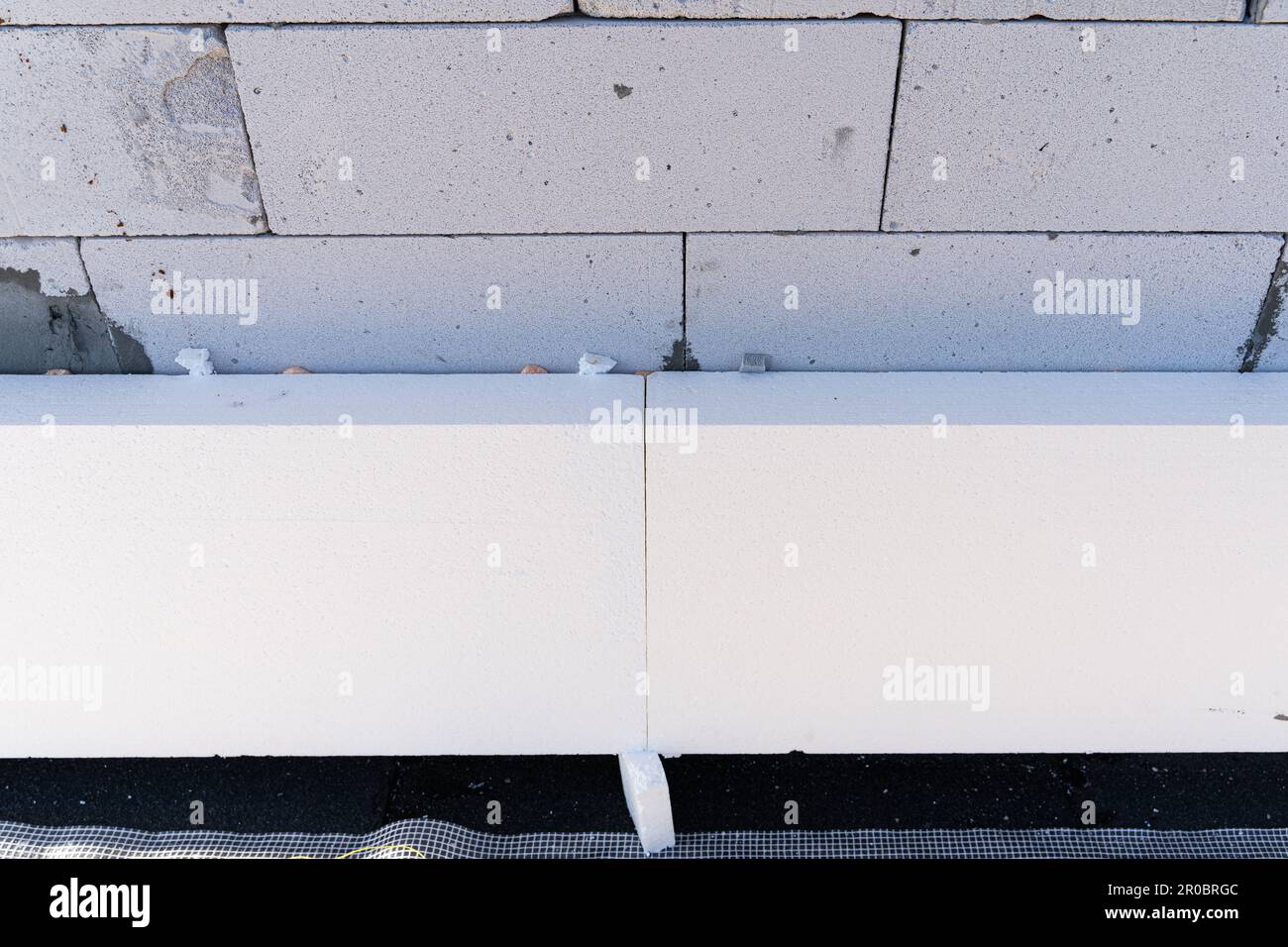 Le processus d'isolation en mousse de la façade d'une maison en briques ...