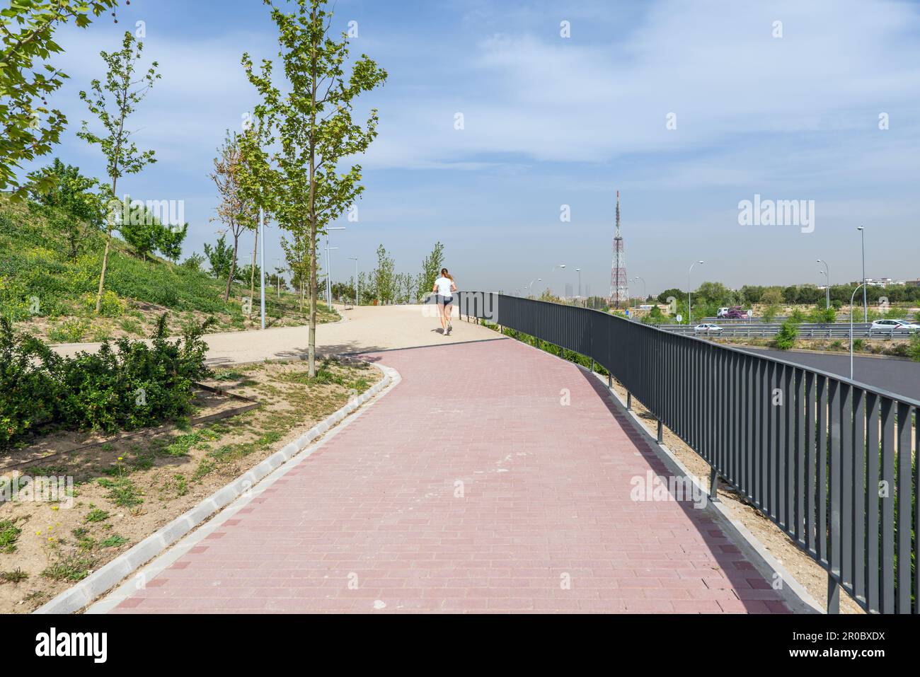 Une personne qui fait du jogging sur une passerelle avec une chaussée ...