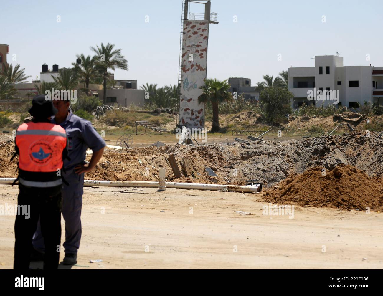 Les Palestiniens inspectent un site à la suite de frappes aériennes israéliennes dans le centre ...