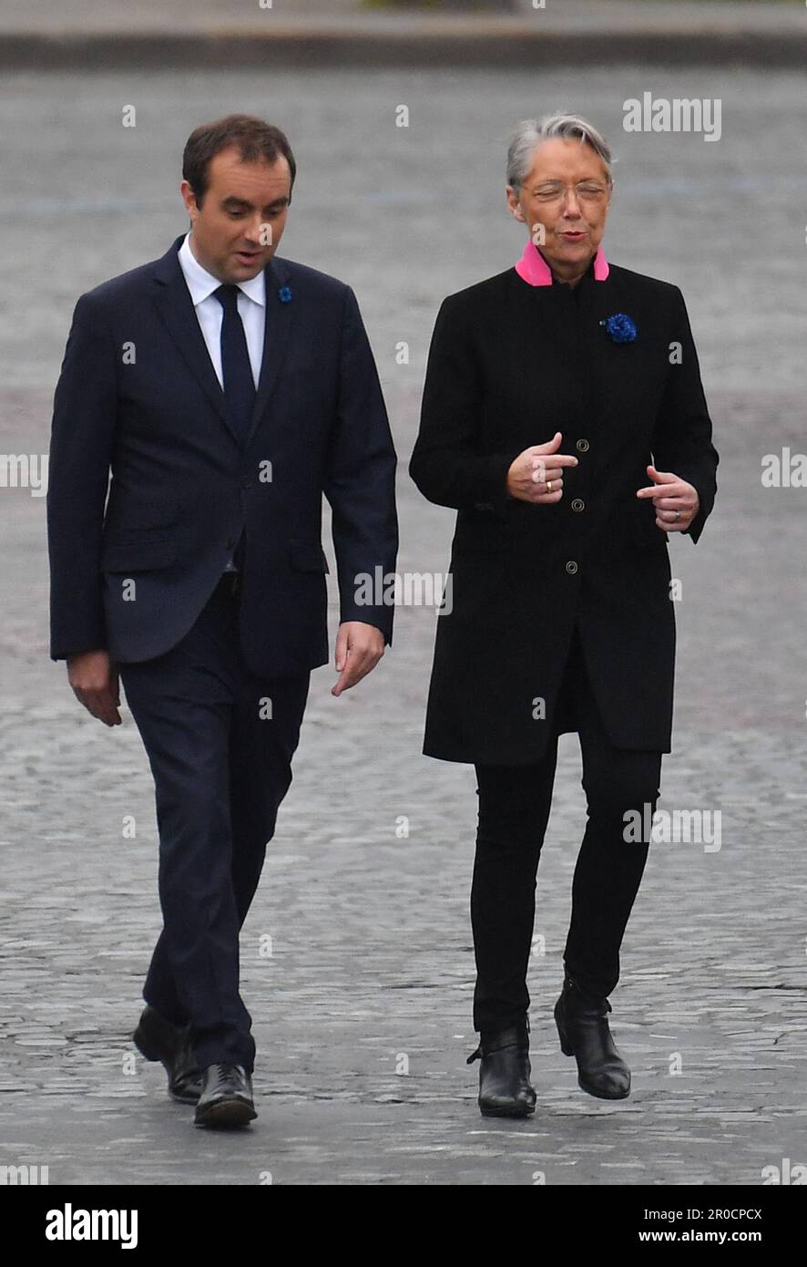 Le président français Emmanuel Macron rend hommage à la tombe du soldat ...