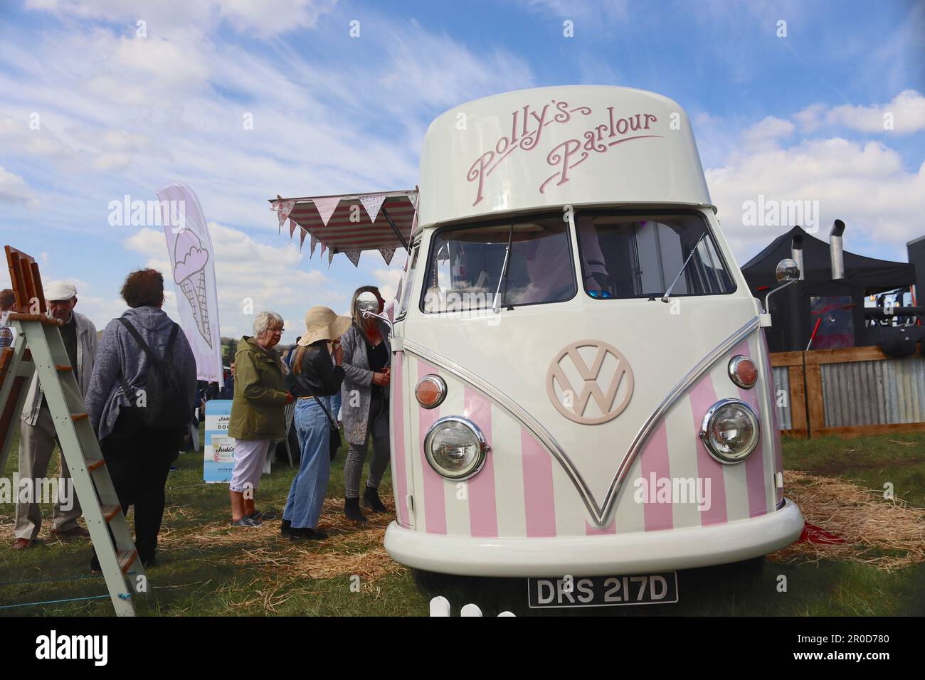 Une file d'attente de clients attendant d'être servis à “Matilda” - une ...