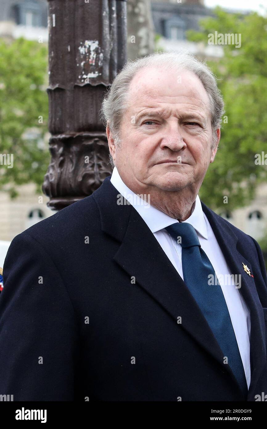 Le sénateur Pierre Charron lors de l'hommage sur la tombe du Soldat ...