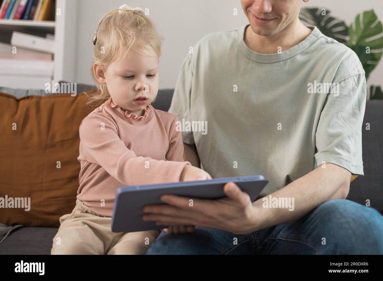 Personnes équipées d'un système d'implant cochléaire. Enfant étudie ...
