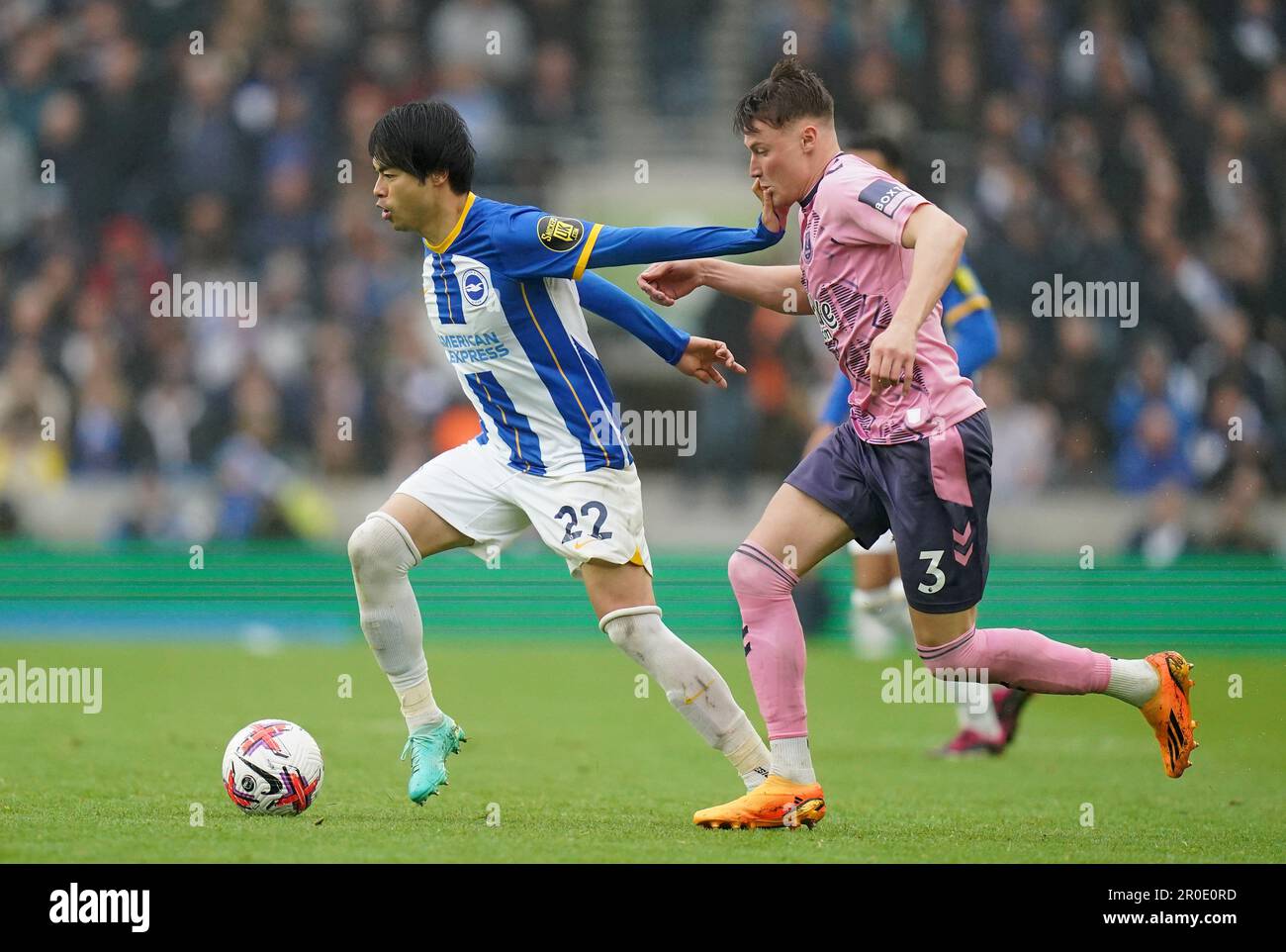 Brighton et Hove Albion Kaoru Mitoma (à gauche) et Nathan Patterson d ...