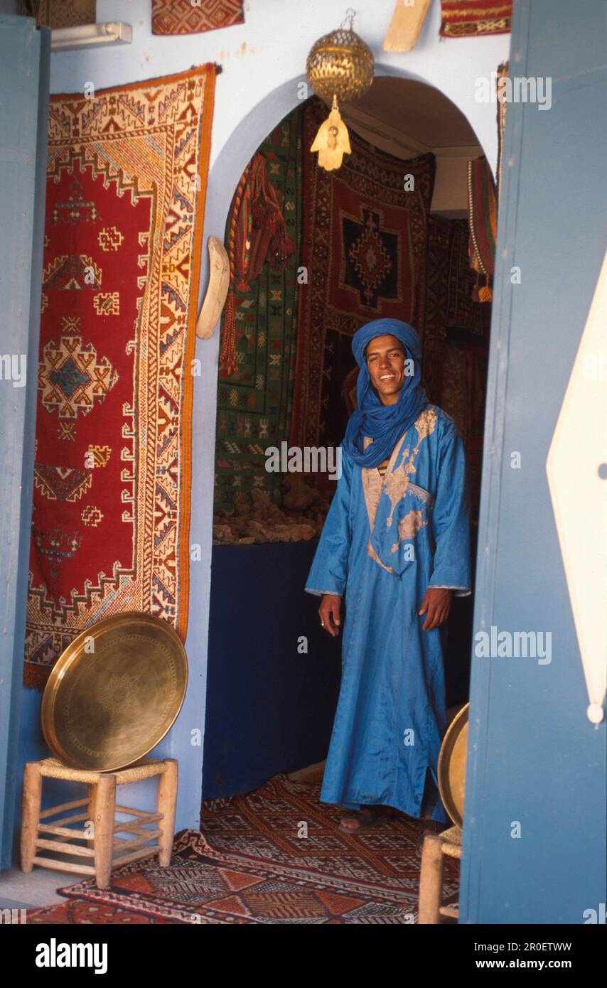 Ibrahim, Berber debout à l'entrée d'une maison portant des vêtements traditionnels, Berber ...