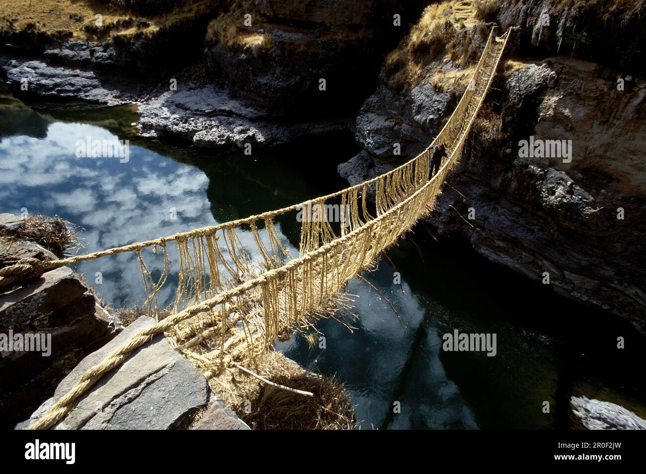 Pont suspendu au-dessus d'une rivière, Combapata, Rio Apurimac, Pérou ...