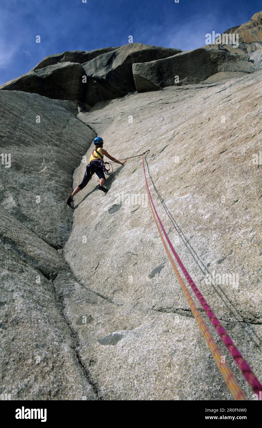 L'ascension d'une jeune femme a Gross Furkahorn dièdre, gamme Urner ...