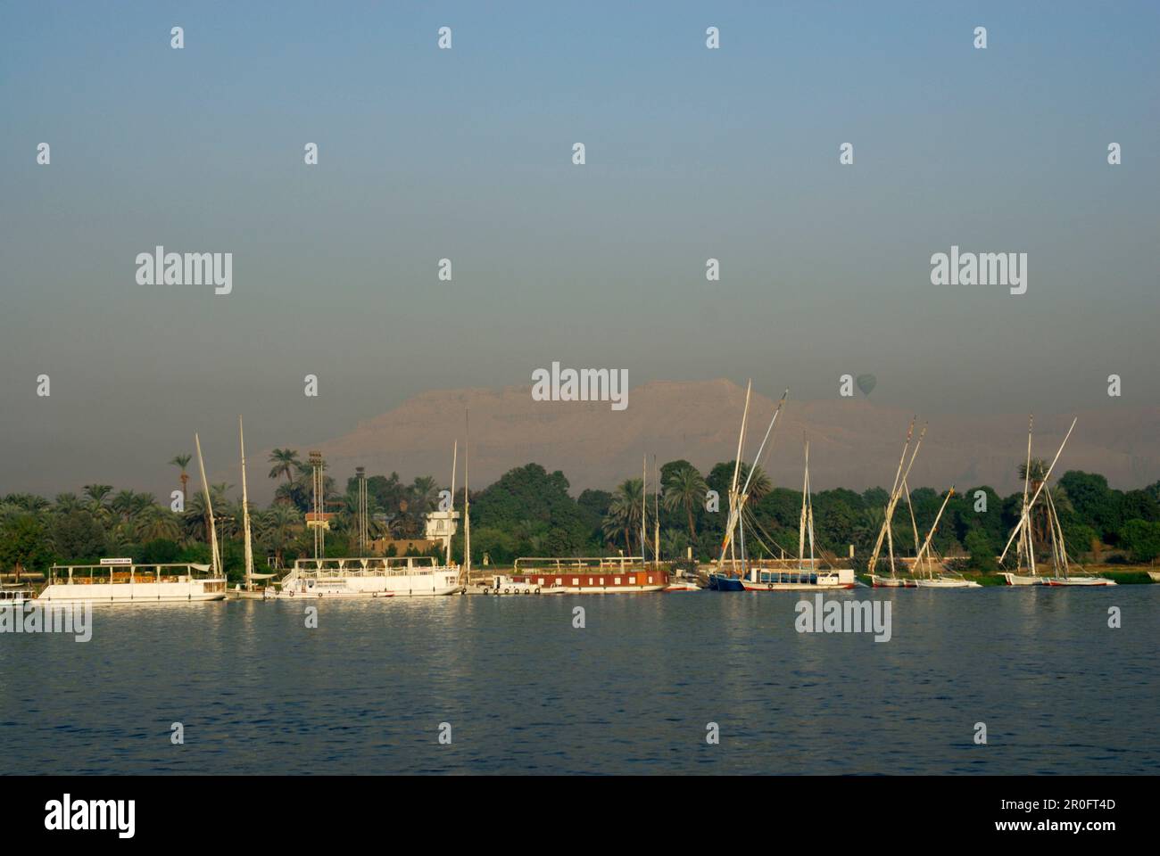 Croisière sur le Nil, vue du pont supérieur aux bateaux à l'ouest, la ...